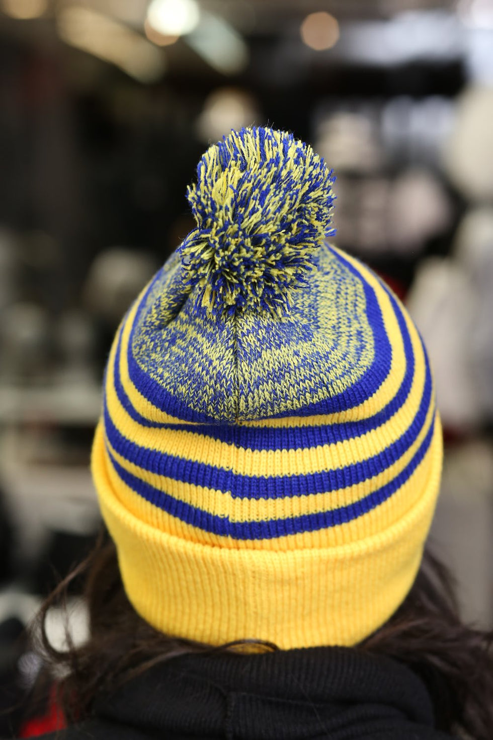 Frenchie Poodle pom-pom beanie, gold/blue – Burning Sands™